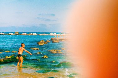 Un appareil photo avec un doigt devant pour imiter vos photos de ...