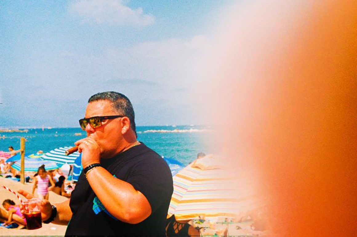 Un appareil photo avec un doigt devant pour imiter vos photos de ...