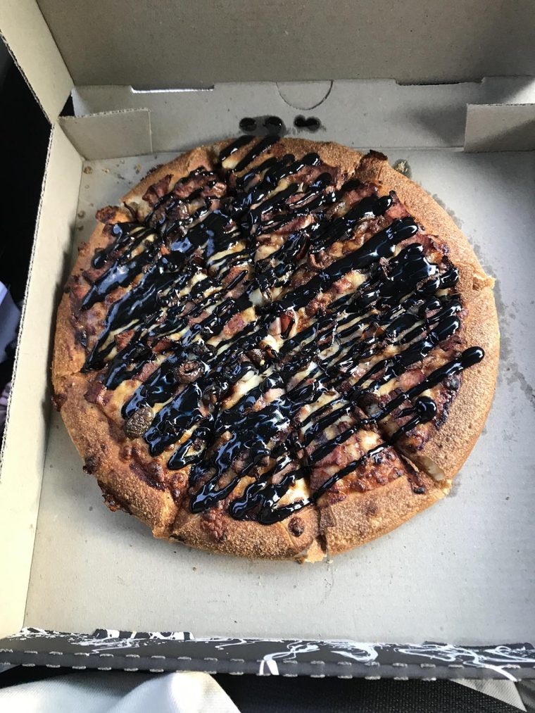 Pizza Hut commercialise une pizza sauce noire pour la sortie du film Venom