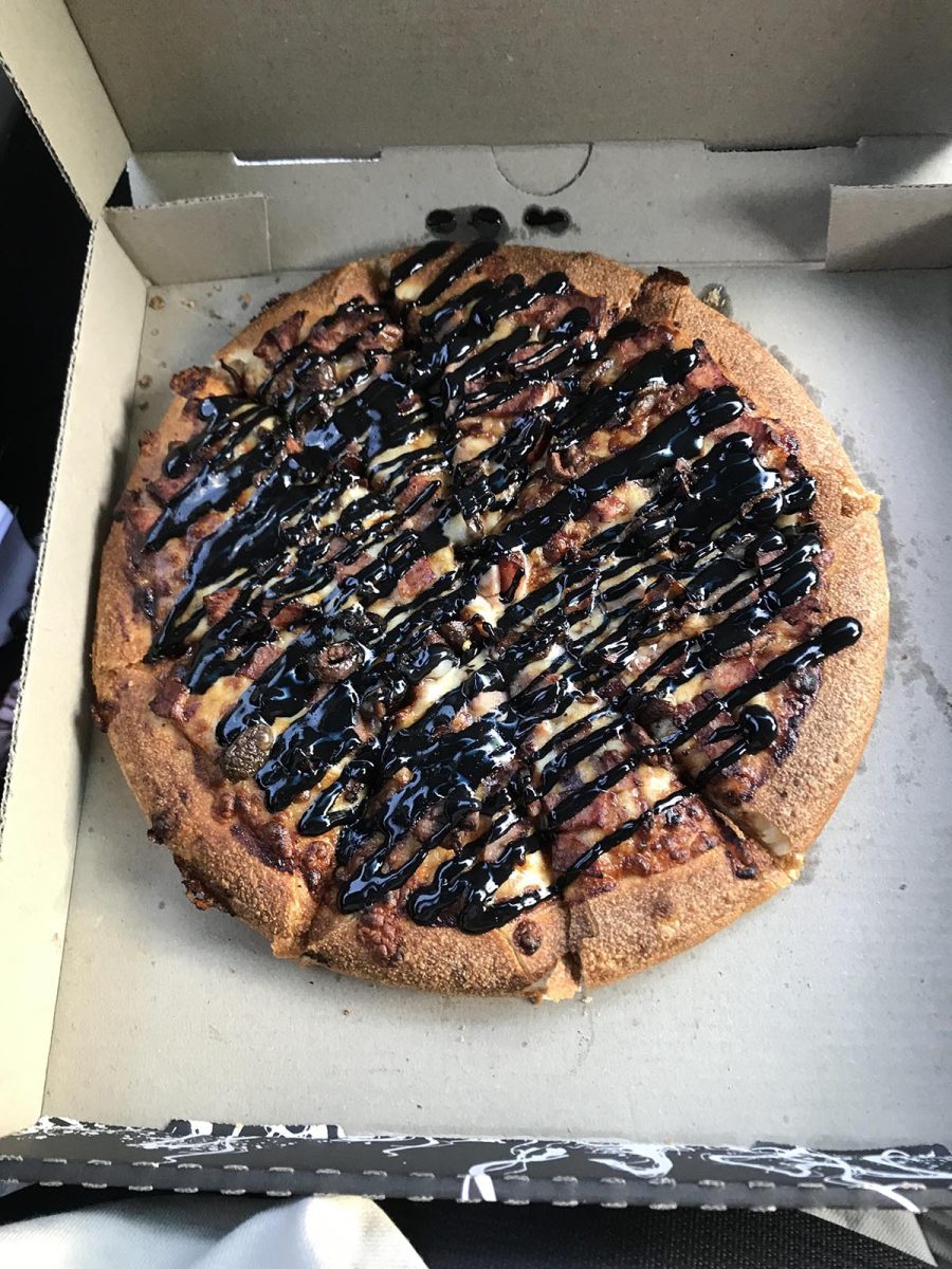 Pizza Hut commercialise une pizza sauce noire pour la sortie du film Venom