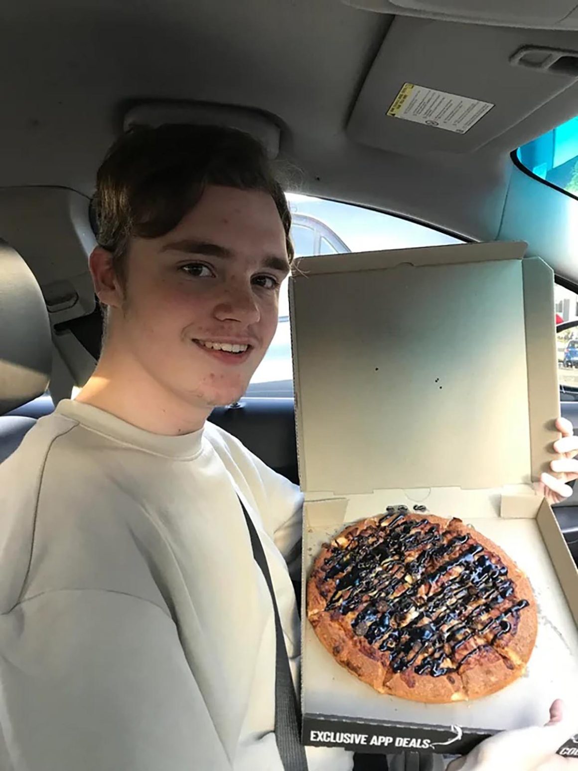 Pizza Hut commercialise une pizza sauce noire pour la sortie du film Venom