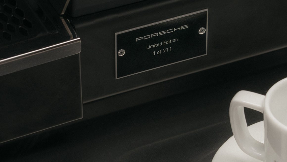Porsche dévoile une machine à café en clin d’œil à son modèle 911 ...