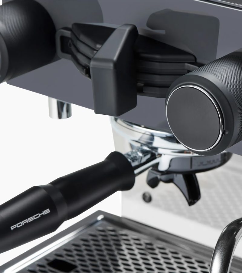 Porsche dévoile une machine à café en clin d’œil à son modèle 911 Carrera