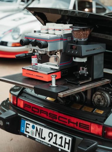 Porsche dévoile une machine à café en clin d’œil à son modèle 911 ...