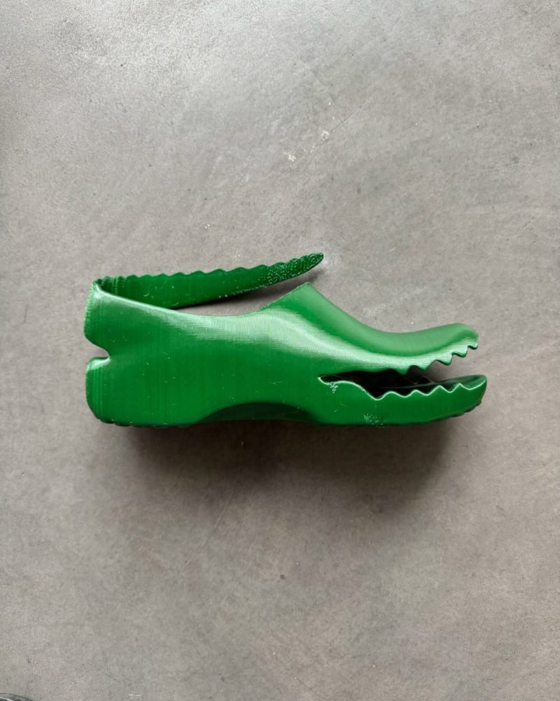 Cette paire de Crocs crocodile rend hommage au logo de Lacoste