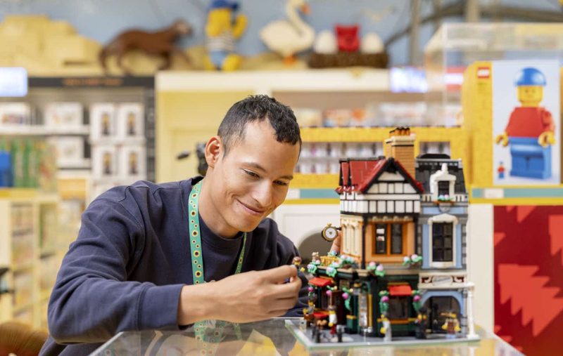LEGO lance une collection de figurines pour sensibiliser aux handicaps ...