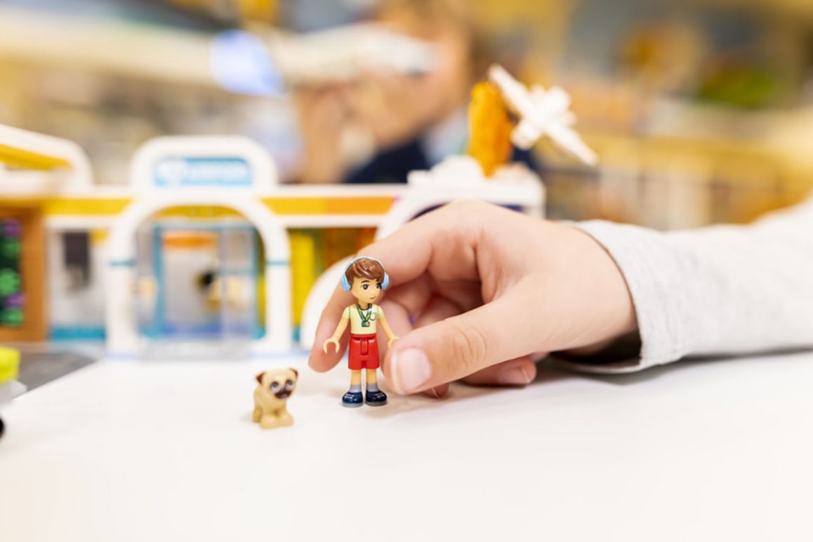 LEGO lance une collection de figurines pour sensibiliser aux handicaps ...