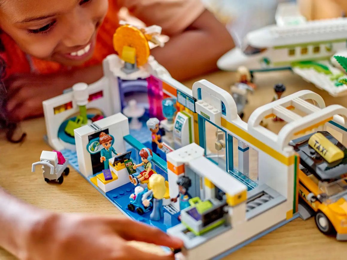 LEGO lance une collection de figurines pour sensibiliser aux handicaps ...