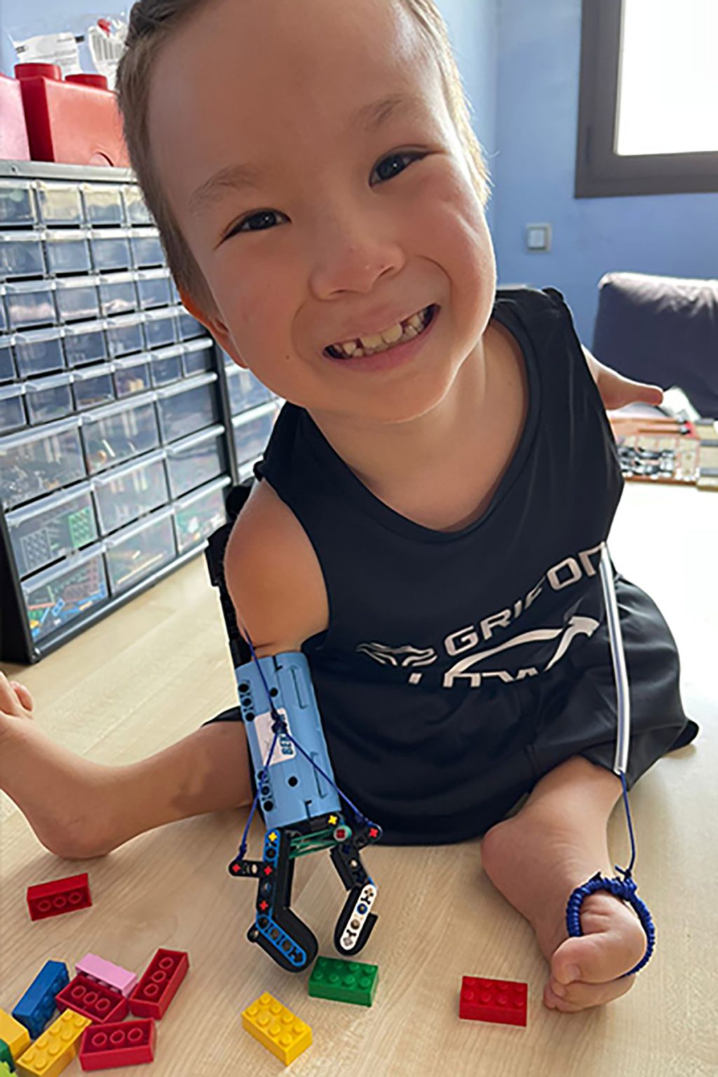 Ce jeune ingénieur a créé une prothèse de bras en LEGO pour un enfant ...