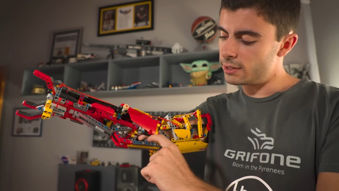Ce jeune ingénieur a créé une prothèse de bras en LEGO pour un enfant ...