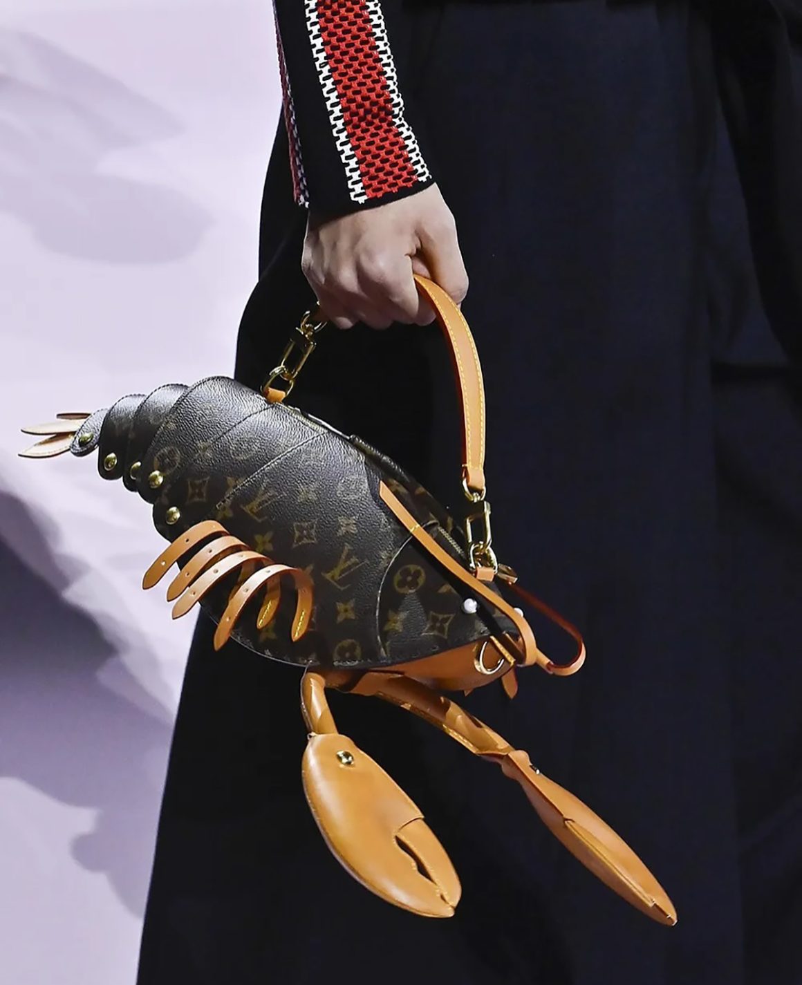 Louis Vuitton dévoile un sac en forme de homard au prix de 18 000 ...
