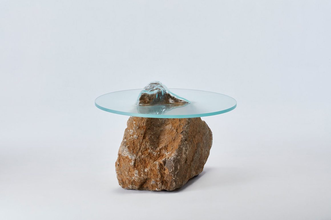 Le designer Paul Cocksedge transforme des roches en tables en verre ...