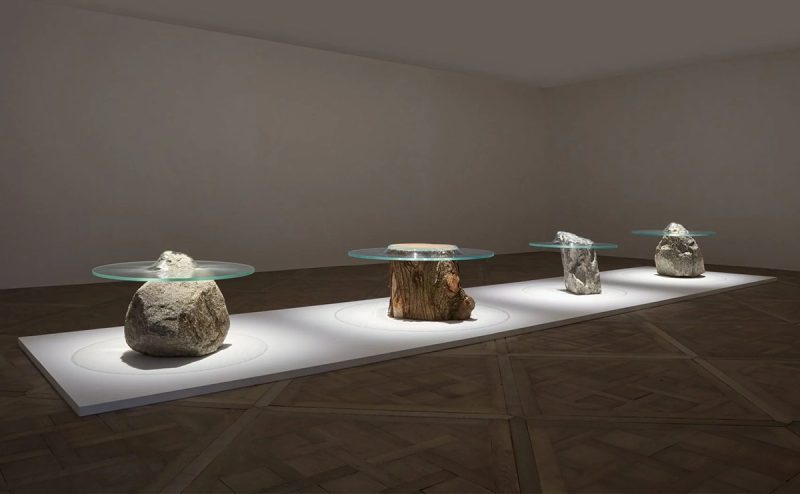 Le designer Paul Cocksedge transforme des roches en tables en verre ...