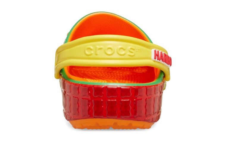Crocs dévoile une paire colorée et gourmande en collaboration avec Haribo
