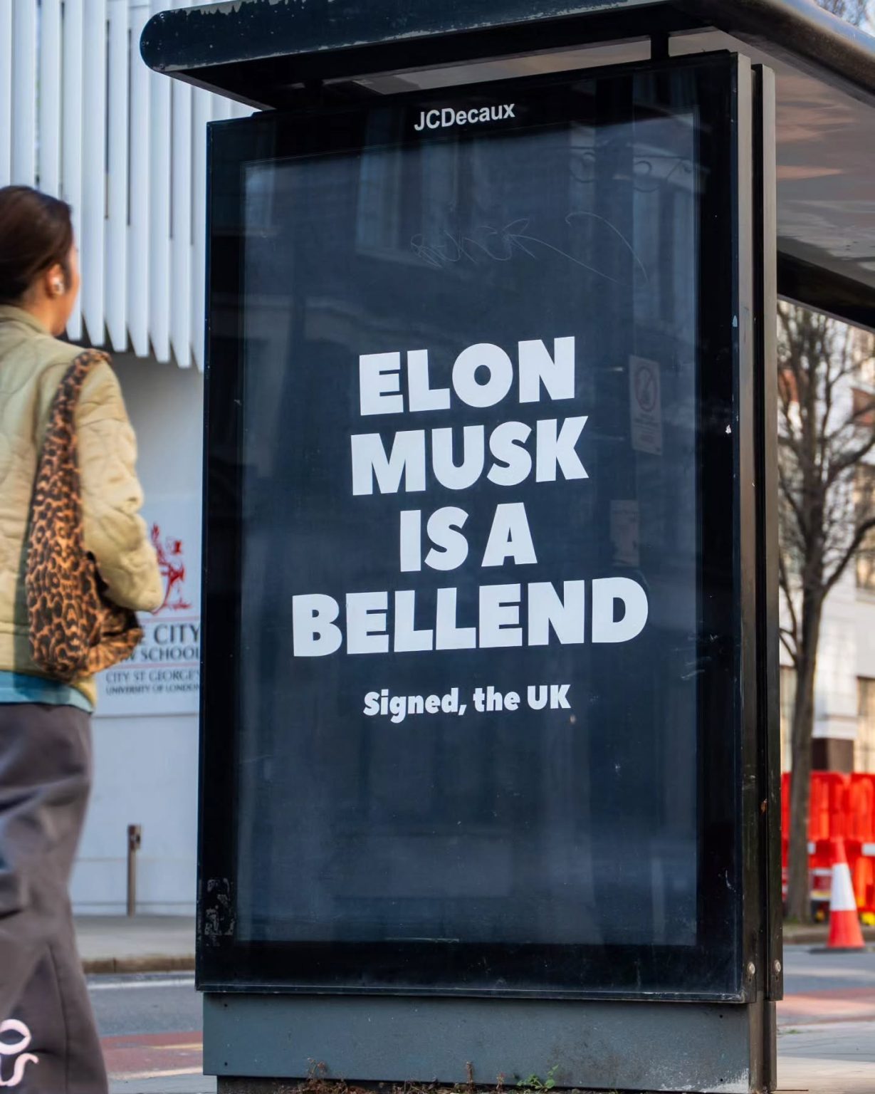 Les affiches 100 % provoc’ (mais créatives) du collectif anti-Elon Musk ...