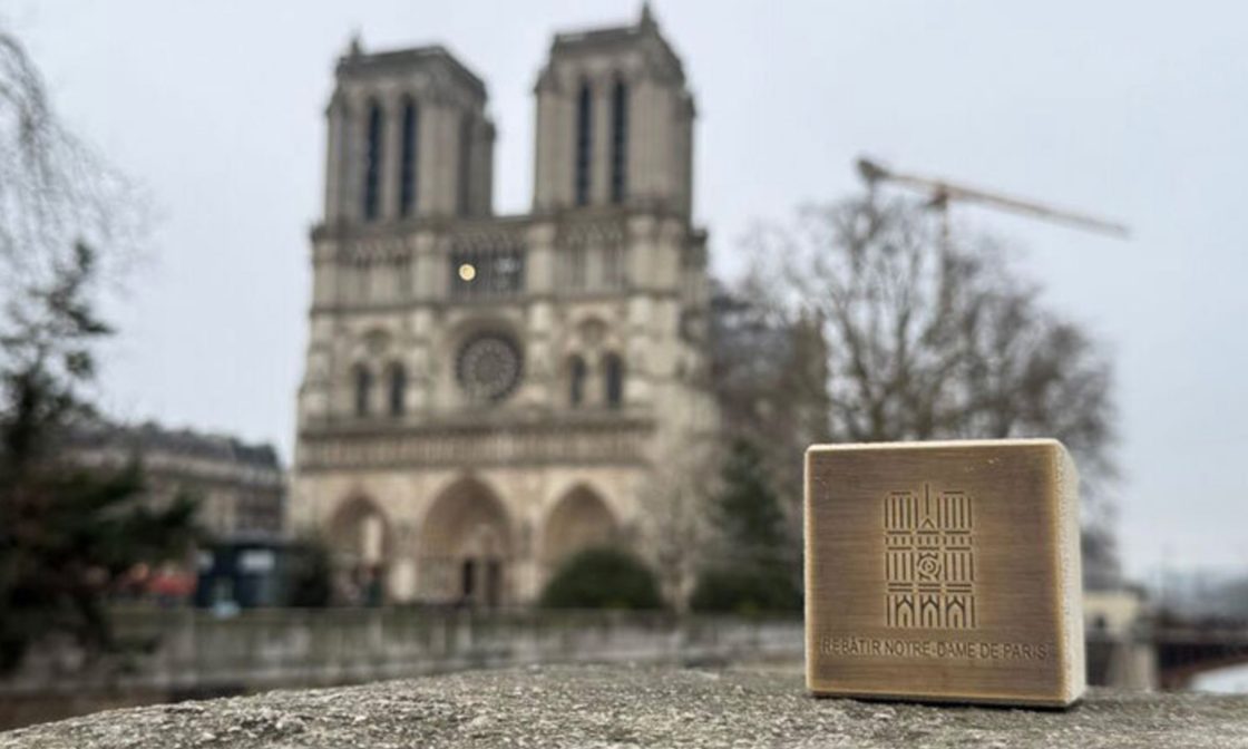 Le designer Gavin Munro fait pousser les chaises en guidant ...