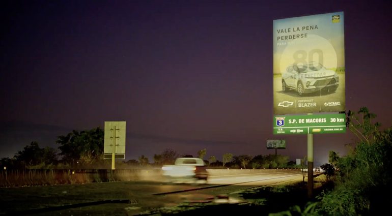 Chevrolet transforme ses panneaux pub en signalisation routière pour ...