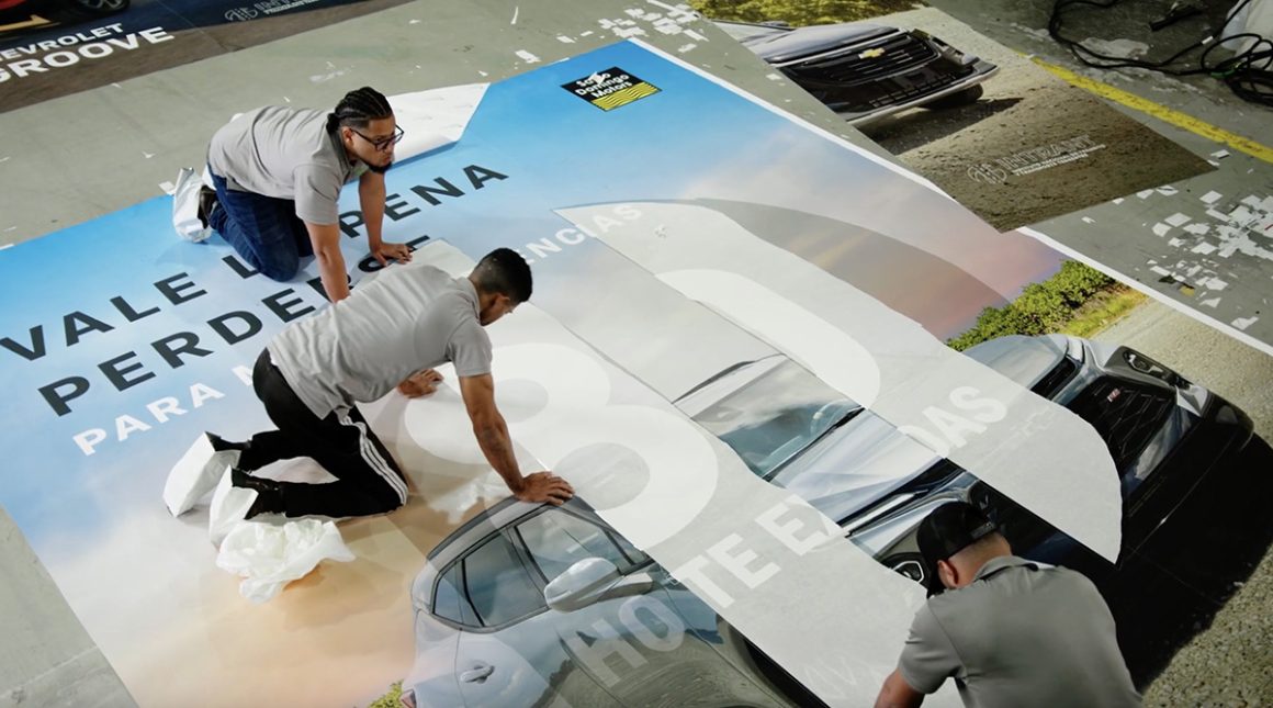 Chevrolet transforme ses panneaux pub en signalisation routière pour ...