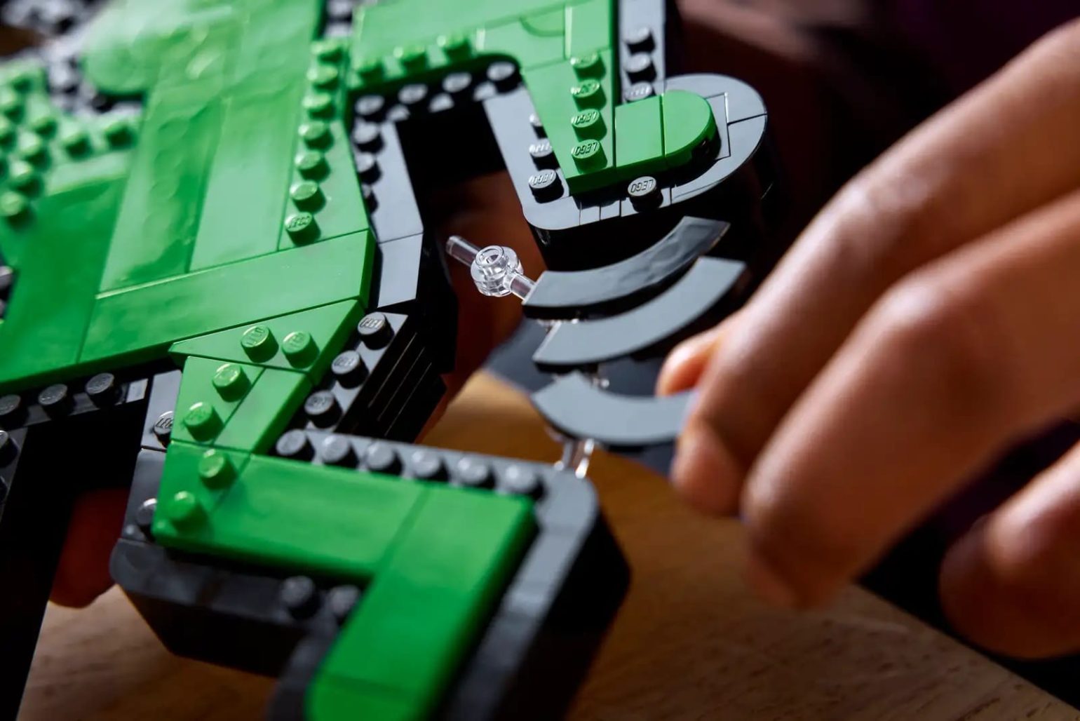 LEGO célèbre l'artiste Keith Haring avec un set hommage haut en couleur ...