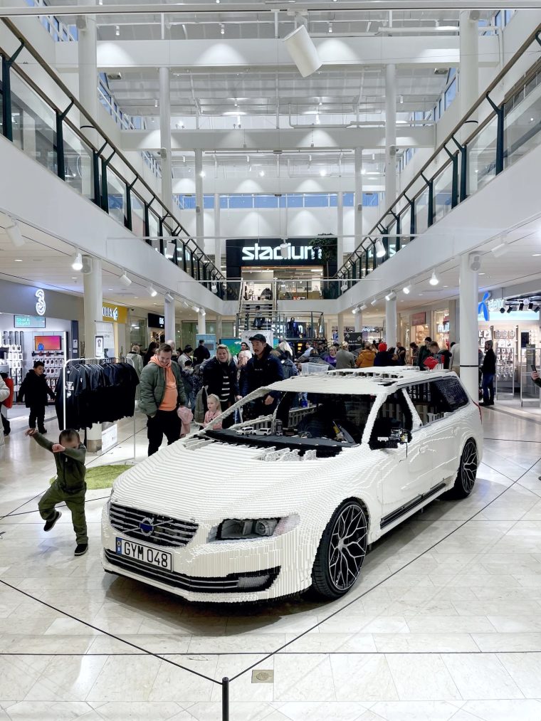 Cette Volvo entièrement faite de 350 000 briques LEGO est 100% ...