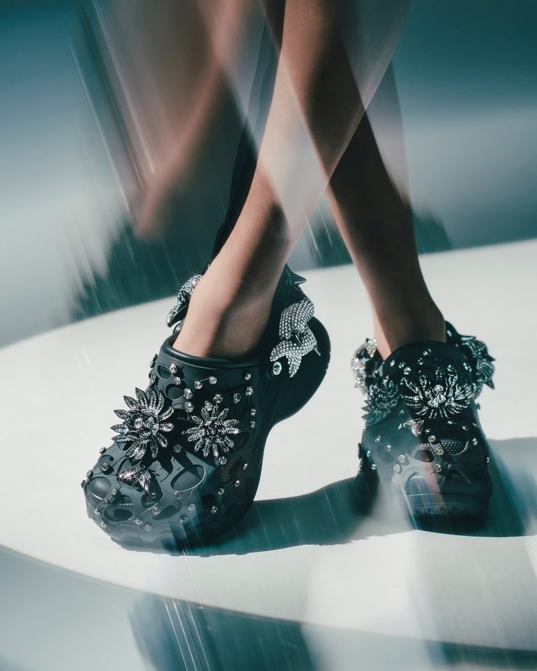 Crocs dévoile des sabots-bijoux premium incrustés de cristaux Swarovski
