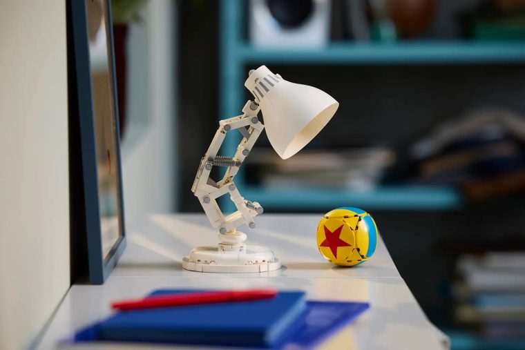 LEGO dévoile une réplique de la célèbre lampe Pixar (avec sa petite ...