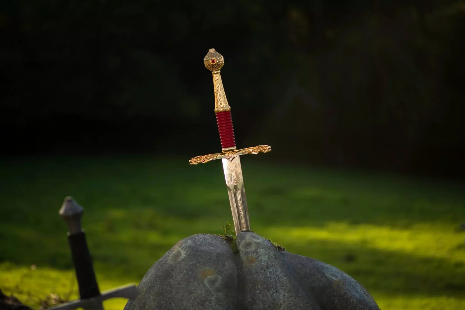 Le Puy du Fou lance une chasse au trésor avec une épée de 250 000 € à ...