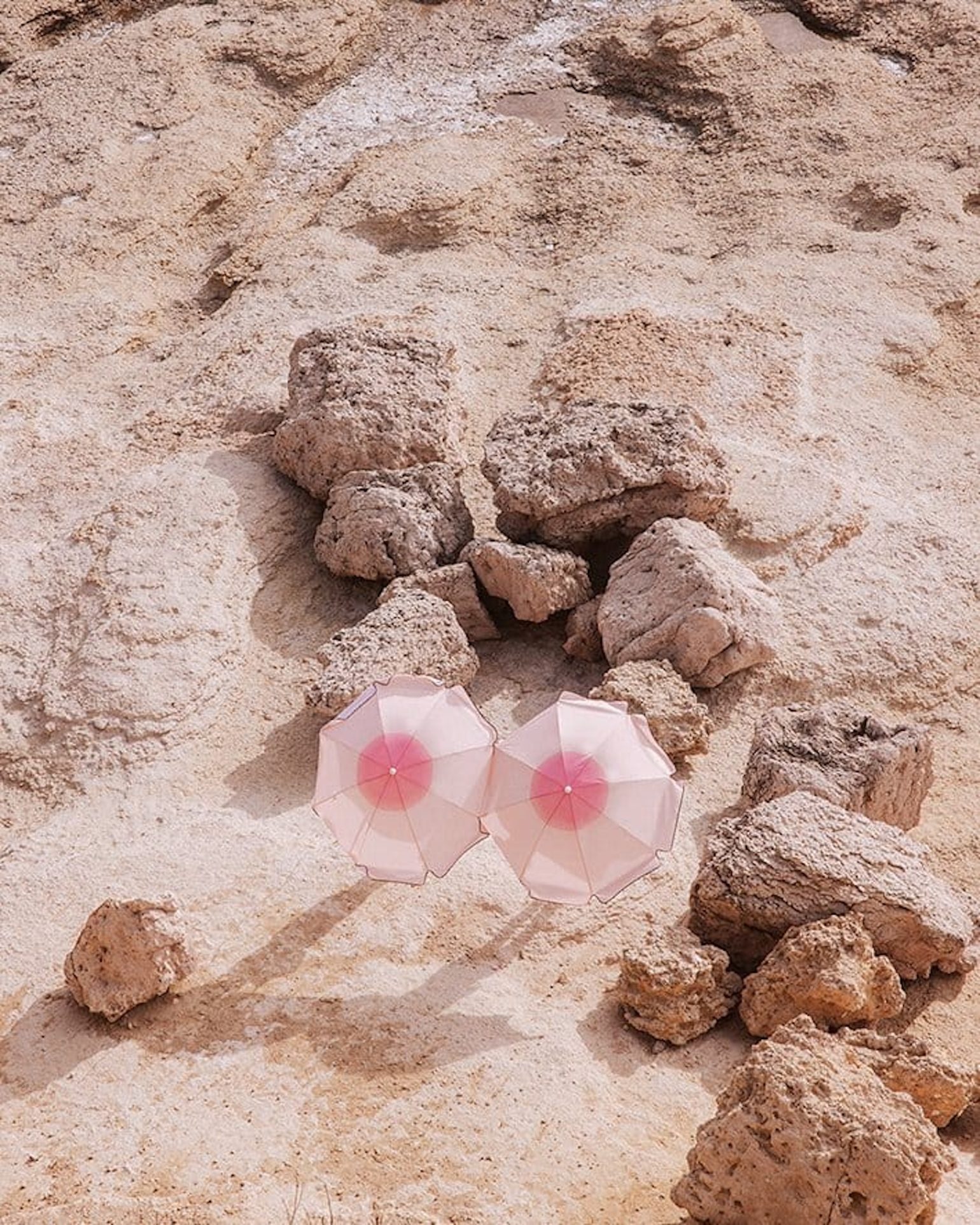 Seins-Tropez : des parasols-tétons pour soutenir la lutte contre le ...