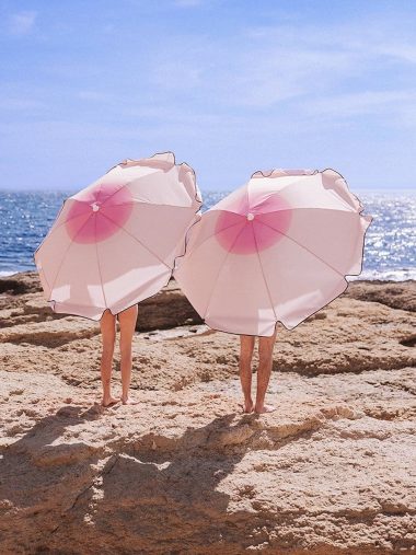 Seins-Tropez : des parasols-tétons pour soutenir la lutte contre le ...