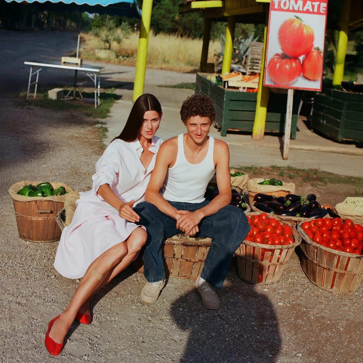 Jacquemus revisite des photos de sa famille avant son défilé à Versailles