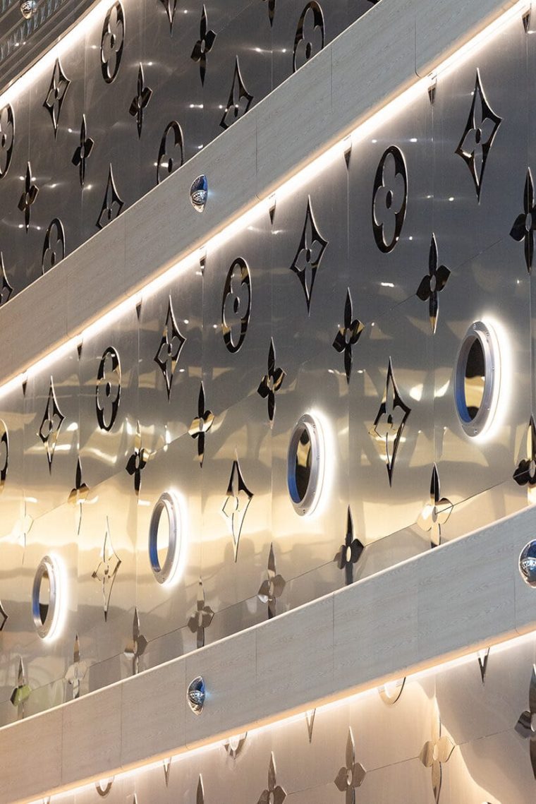 À Shanghai, Louis Vuitton dévoile un paquebot de 1 600 m² entre ...