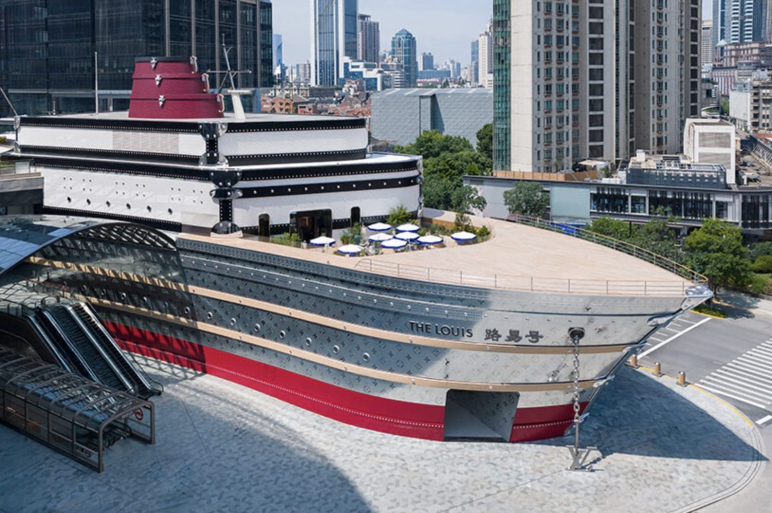 À Shanghai, Louis Vuitton dévoile un paquebot de 1 600 m² entre ...