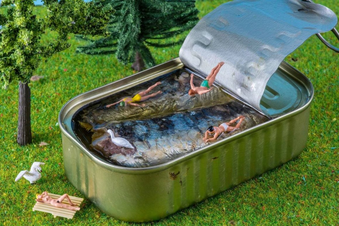 Cet artiste transforme des objets du quotidien en mondes miniatures ...