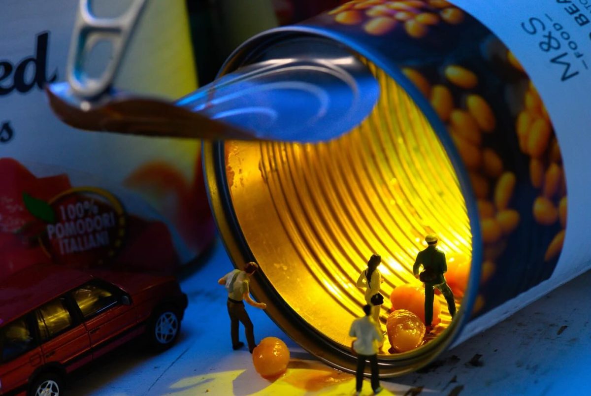 Cet artiste transforme des objets du quotidien en mondes miniatures ...