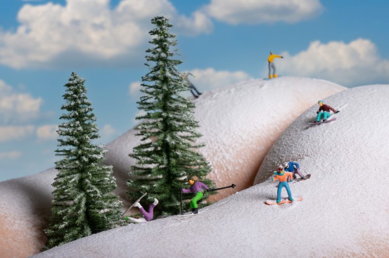 Cet artiste transforme des objets du quotidien en mondes miniatures ...