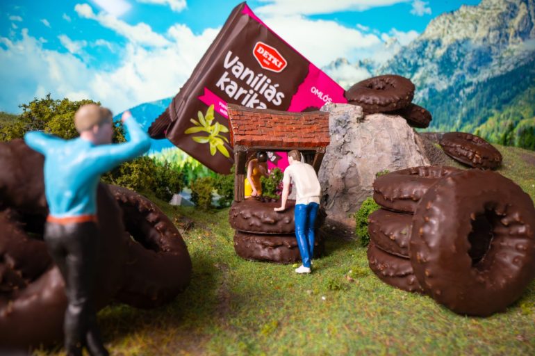 Cet artiste transforme des objets du quotidien en mondes miniatures ...