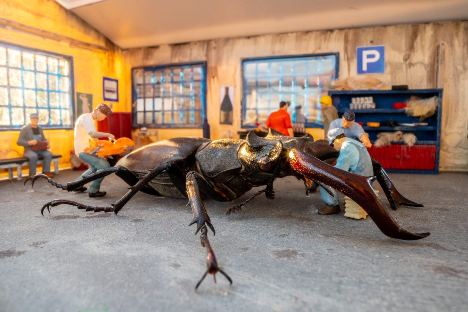 Cet artiste transforme des objets du quotidien en mondes miniatures ...