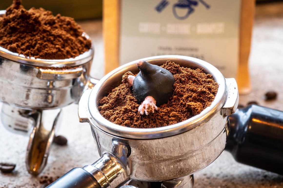 Cet artiste transforme des objets du quotidien en mondes miniatures ...