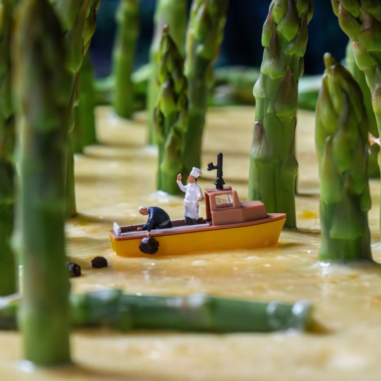 Cet artiste transforme des objets du quotidien en mondes miniatures ...