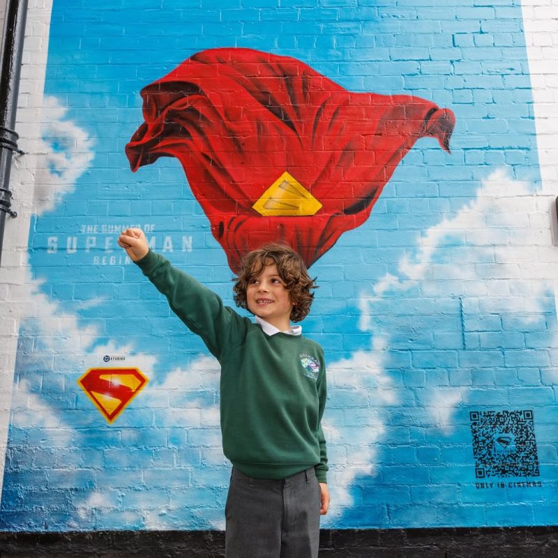 Warner dévoile une fresque street art qui vous met dans la peau de Superman