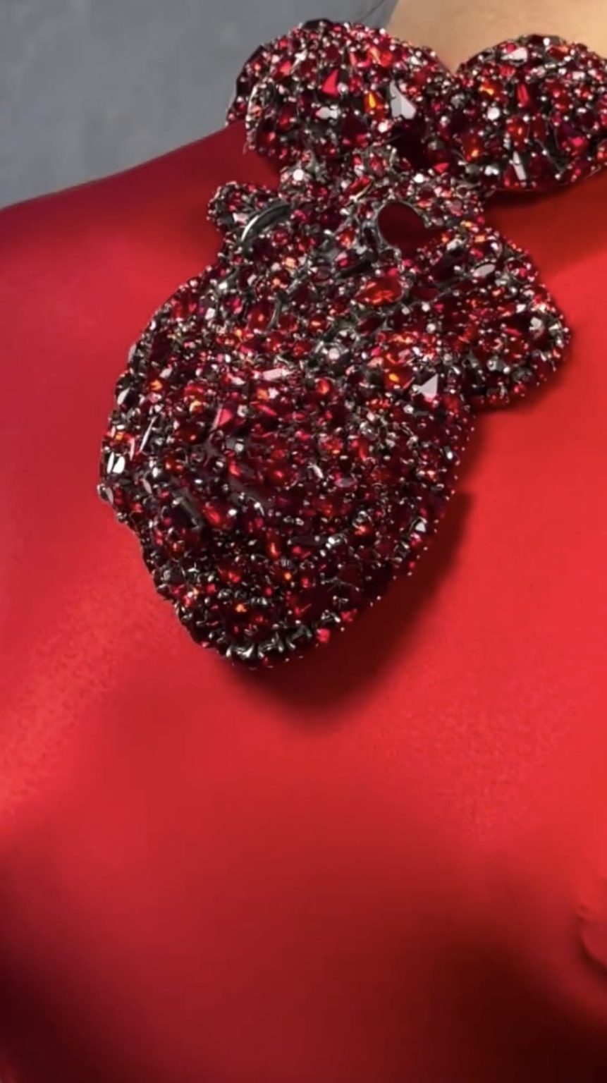 La maison de haute couture Schiaparelli dévoile un collier qui bat ...