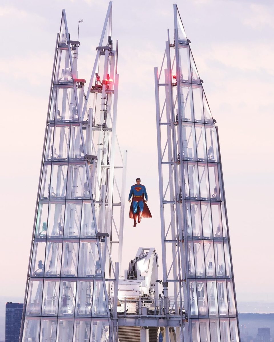 À Londres, un Superman flotte au sommet du Shard pour la sortie du ...