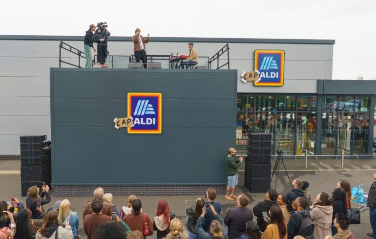 Cap-Aldi : Lewis Capaldi surprend les clients d'un Aldi avec un concert ...