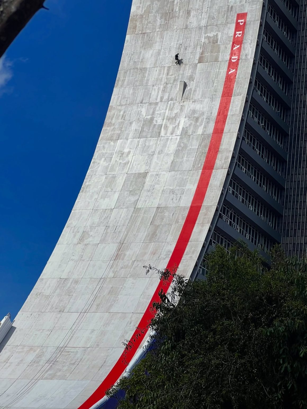 Red Bull transforme un immeuble en une rampe de skate géante de 85 ...