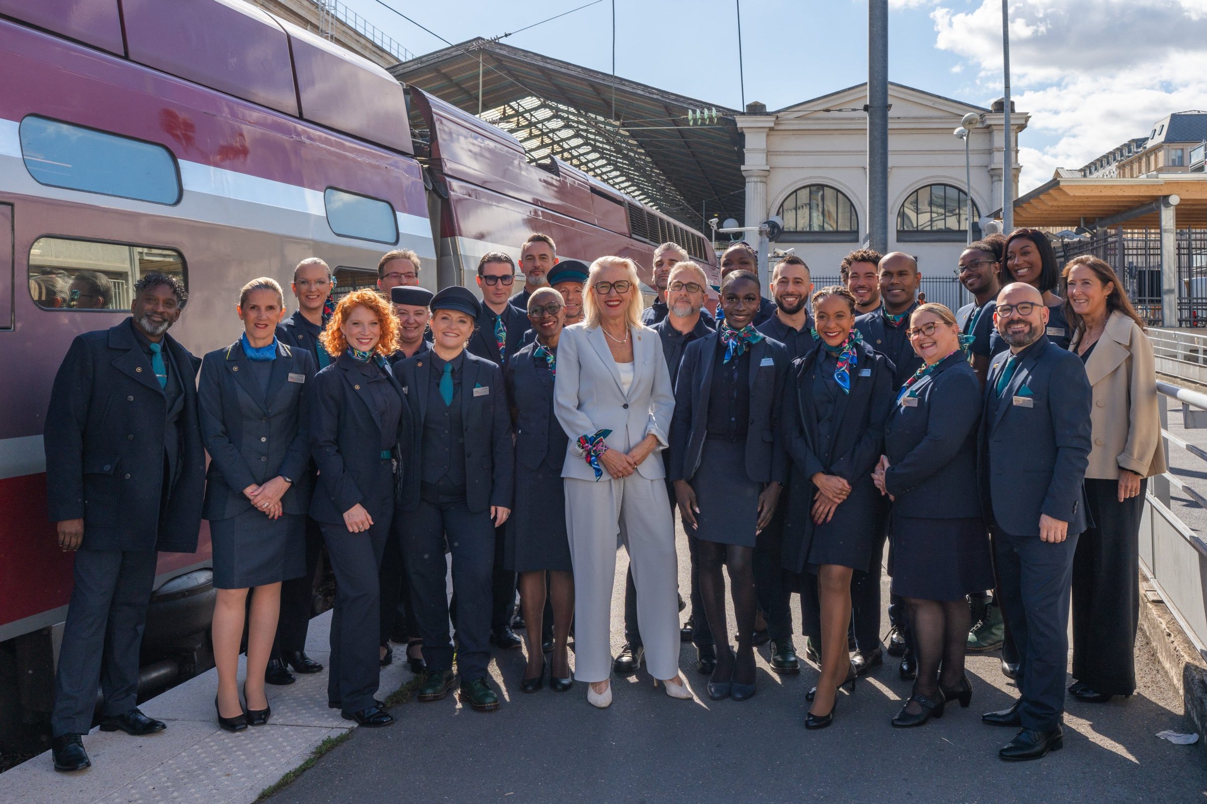 Eurostar dévoile des jupes pour hommes dans ses nouveaux uniformes ...