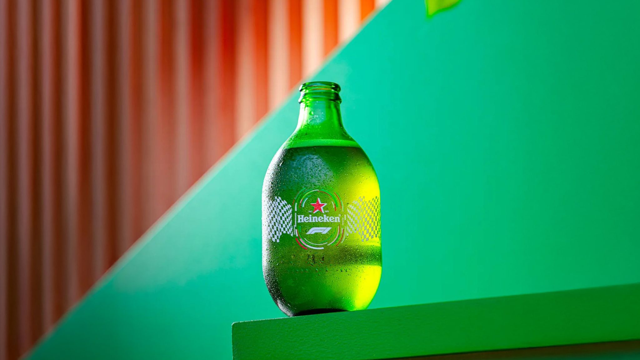 Heineken dévoile une bouteille inspirée de la F1 pensée comme une pièce ...