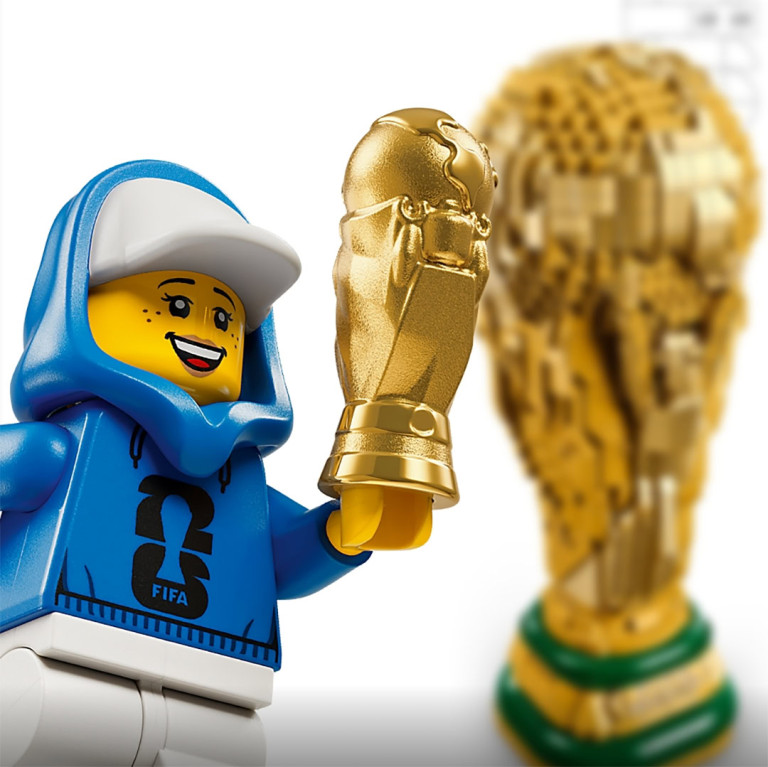 LEGO recrée le trophée de la Coupe du monde 2026 en taille réelle de 2 ...