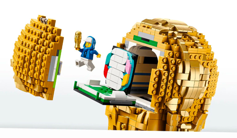 LEGO recrée le trophée de la Coupe du monde 2026 en taille réelle de 2 ...