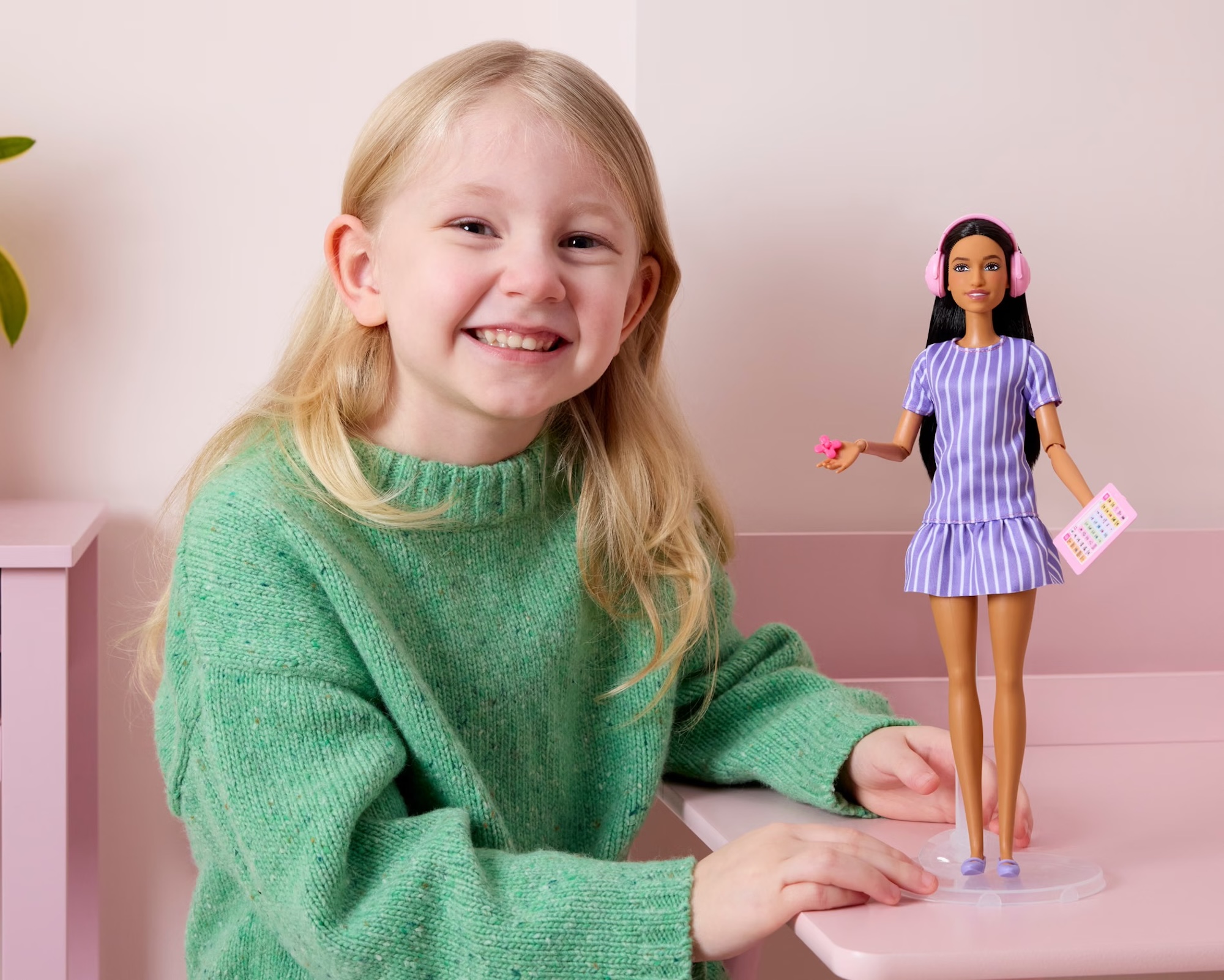 Mattel lance sa première Barbie autiste pour mieux représenter la ...