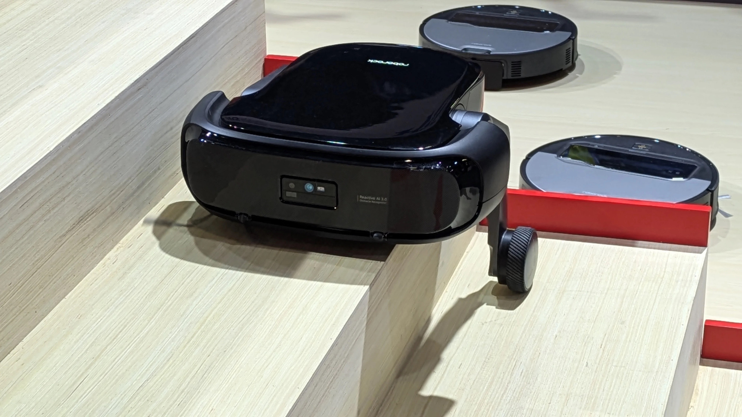 Ce robot aspirateur doté de "pattes" peut monter les escaliers... et ...